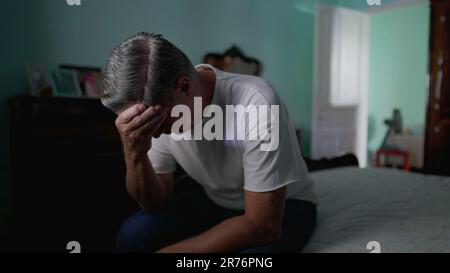 Un homme plus âgé inquiet s'assoit au chevet du patient et se sent ...