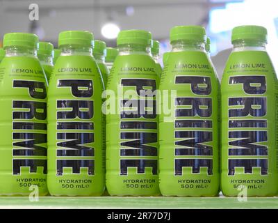 Bouteilles de boisson énergétique Prime hydratation sur les étagères d ...