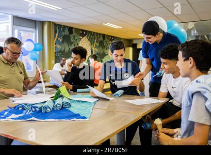 ALMERE - les élèves de l'OSG de Meergronden prennent leur liste de ...