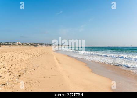 Le Meia Praia, en anglais, à moitié de plage, est la plage la plus ...