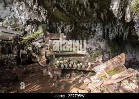 La spectaculaire tombe de la grotte de Lombok Parinding qui abrite les ...
