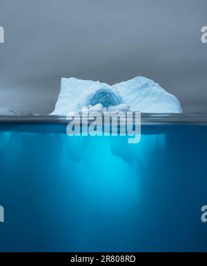 Vue fractionnée d'un iceberg montrant au-dessus et en dessous de la ...