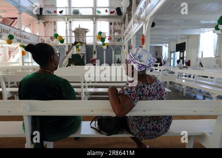Dans le Grote Stadskerk de l'Evangelische Broedergemeente Suriname ...