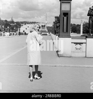 Réel 28-8-1960: Line du monastère Margrete Robsahm, 18 ans, a reçu un ...
