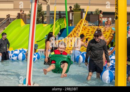 IMAGE DISTRIBUTE FOR KALAHARI RESORTS - Guests enjoy tropical cocktails ...