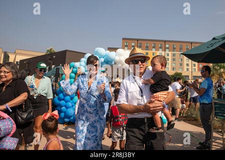 IMAGE DISTRIBUTE FOR KALAHARI RESORTS - Guests enjoy tropical cocktails ...