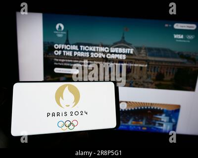 Téléphone portable avec logo des Jeux Olympiques d'été 2024 à Paris sur ...