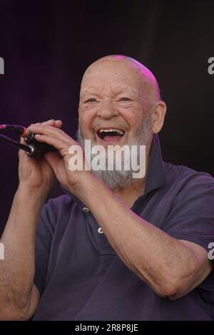 Michael Eavis apparaît avec son groupe sur la scène du parc au ...