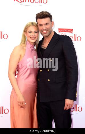 Jay Khan mit Freundin Jessie Noe Scheuermann beim Raffaello Journée d ...