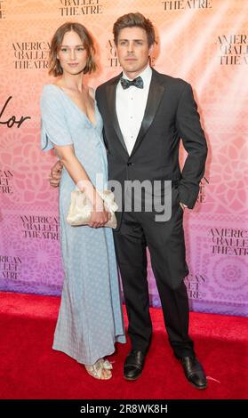 NEW YORK, NEW YORK - 22 JUIN : Kerry Bishe et Chris Lowell assistent au Gala de juin 2023 du ...