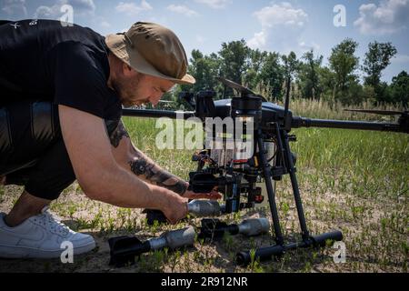 Igor (35) de Skylab, une compagnie de drones civils ukrainiens a placé ...