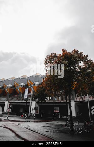 Rotterdam, pays-Bas - 6 octobre 2021: Cube maisons (Kubuwoningen en ...