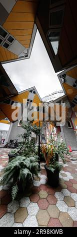 Rotterdam, pays-Bas - 6 octobre 2021: Cube maisons (Kubuwoningen en ...