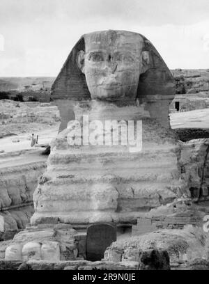 Années 1950, Egypte, une vue du Grand Sphinx dans le désert à Gizeh ...