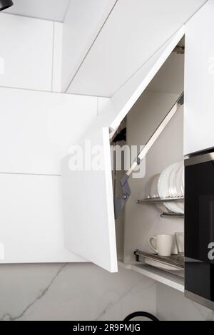 Le mécanisme de levage moderne d'une façade d'une porte avec le ferme ...