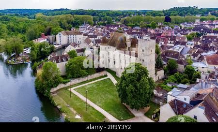 Vue aérienne du château médiéval de Nemours dans la ville du même nom ...