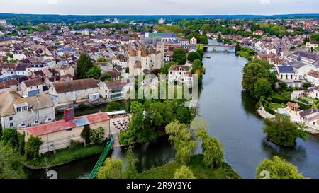 Vue aérienne du château médiéval de Nemours dans la ville du même nom ...