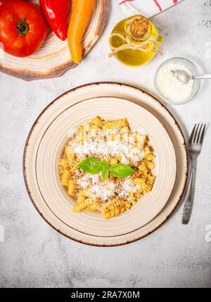 Pâtes fusilli à la viande hachée, sauce tomate, fromage et basilic ...