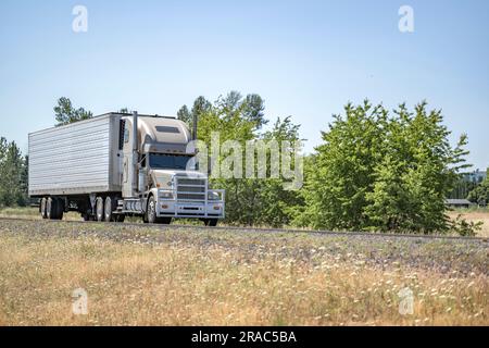 Grand capot de rig beige de qualité industrielle semi-camion classique ...
