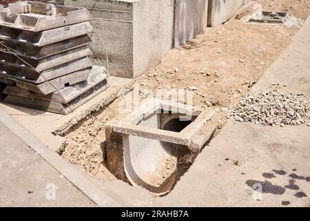 Pose de trous d'homme en béton et de tuyaux d'évacuation pour le ...