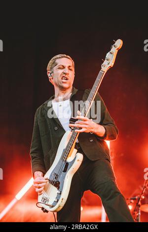 Michael Shuman et son groupe Queens of the Stone Age se produisent en ...