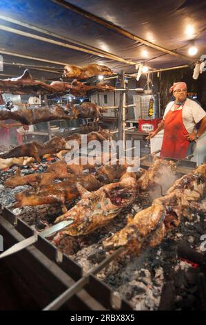 “Porceddu”, rôti de porc enroulé autour d’une broche, recette typique ...