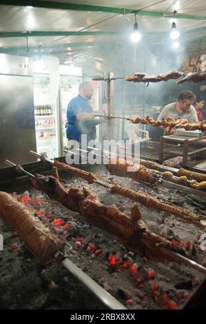 “Porceddu”, rôti de porc enroulé autour d’une broche, recette typique ...