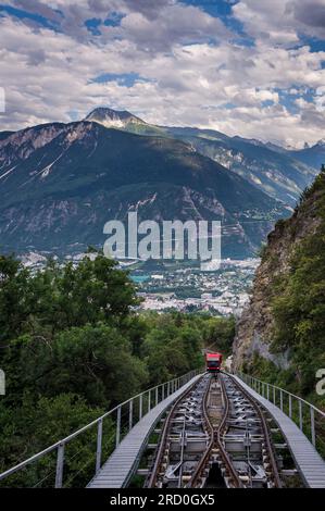Un funiculaire suisse rouge de Sierre à Crans Montana, Canton du Valais ...