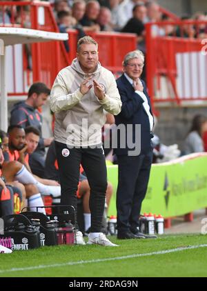 Scott Lindsey, manager de Crawley Town, célèbre sa victoire après la ...