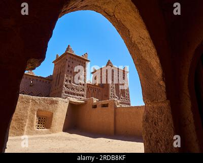 Une Kasbah est un bâtiment typique et traditionnel en argile et en ...