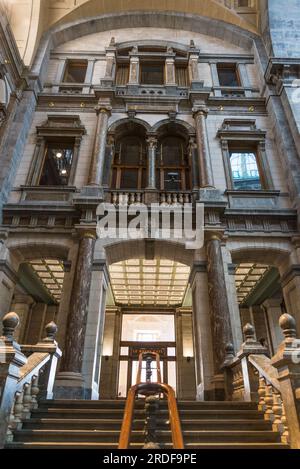 La gare d'Anvers, Antwerp-Central, est l'une des plus belles gares ...