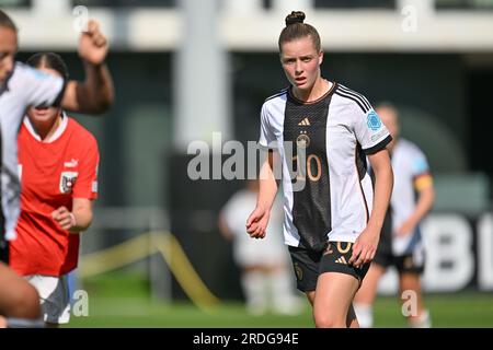 Alara Sehitler (10 ans) d'Allemagne photographiée lors d'un match de ...
