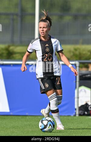 Laura Gloning (20 ans) d'Allemagne photographiée lors d'un match de ...