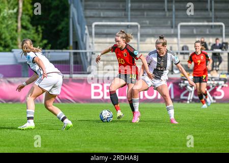 Alara Sehitler (10 ans) d'Allemagne photographiée lors d'un match de ...