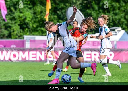Alara Sehitler (10 ans) d'Allemagne photographiée lors d'un match de ...
