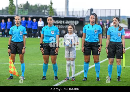 La 4e arbitre Reka Molnar photographiée lors d'un match de football ...