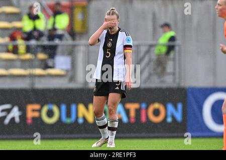 Vanessa Diehm (5 ans), d'Allemagne, vue déprimée et déçue lors d'un ...