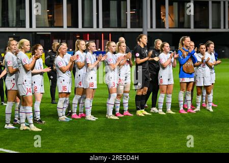 Les joueuses islandaises en photo remerciant les supporters et ...