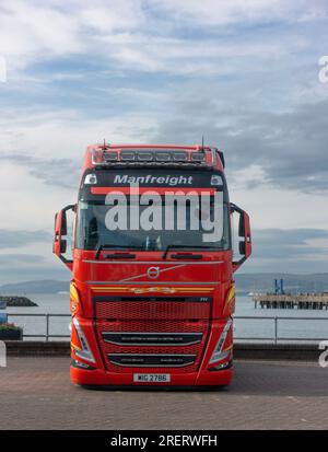 Un moteur de transport lourd Volvo FH (semi-camion) avec cabine ...
