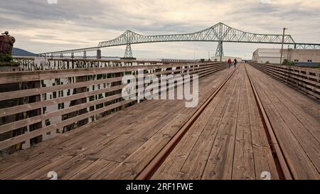 Pont. Pont routier dans la zone industrielle. Pont en acier de ...