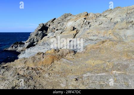 Relief schiste. Le schiste est une roche métamorphique composée ...