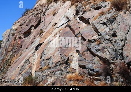 Relief schiste. Le schiste est une roche métamorphique composée ...