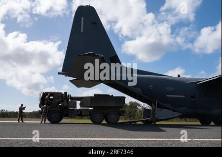 UN AMÉRICAIN Le M-142 High Mobility Artillery Rocket System (HIMARS) de ...