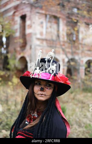 Une femme à l'image du Baron Saturday. Le modèle est habillé d'un ...