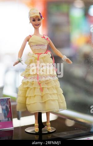 Une poupée Barbie est exposée à l'exposition «Barbie film and Fashion», plus de 200 poupées ...