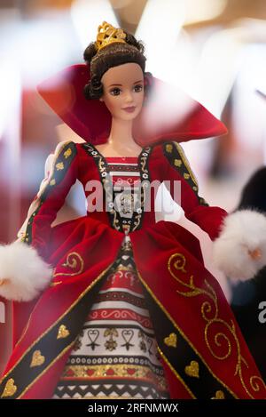 Une poupée Barbie est exposée à l'exposition «Barbie film and Fashion ...
