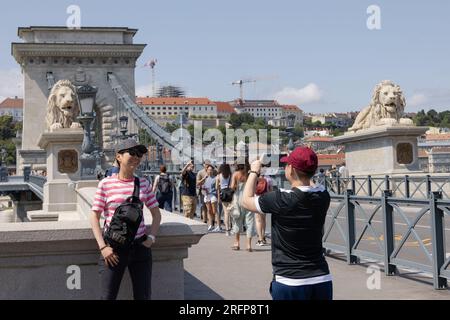 Budapest. 4 août 2023. Les gens célèbrent sur le pont des chaînes ...