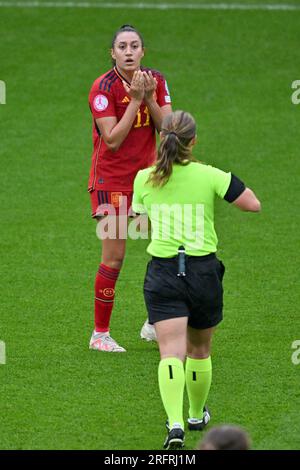 L'arbitre Frida Klarlund en photo donne un carton jaune à Olaya Enrique ...