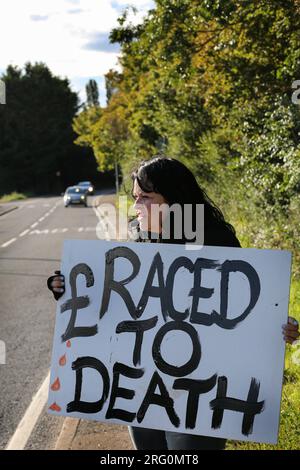 Henlow, Royaume-Uni. 06 août 2023. Les manifestants placent un panneau ...