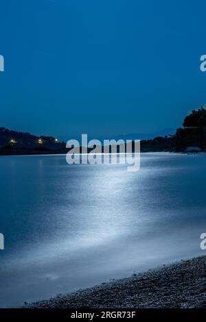 Prise de vue longue exposition de la plage de Spetses, Spetsopoula et ...